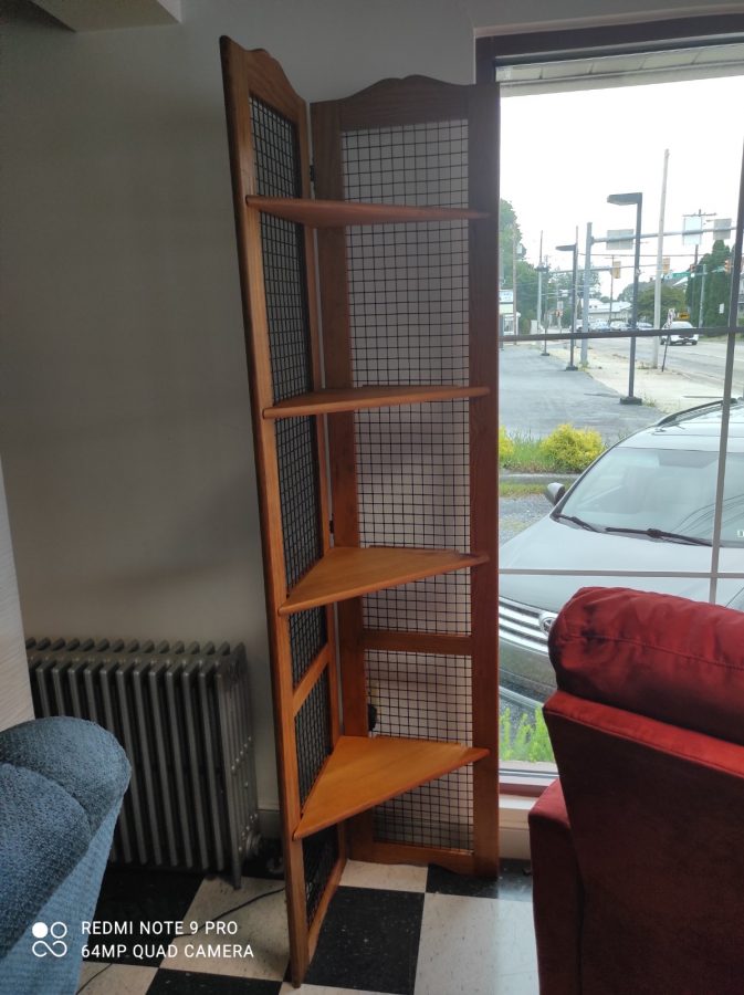 WOOD & MESH CORNER STAND