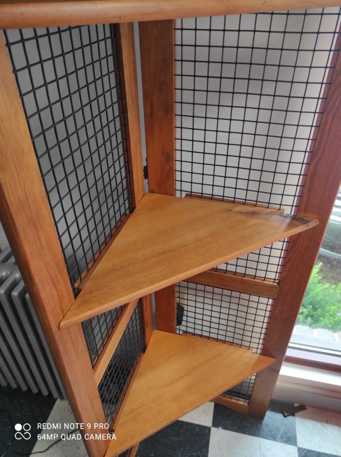 WOOD & MESH CORNER STAND