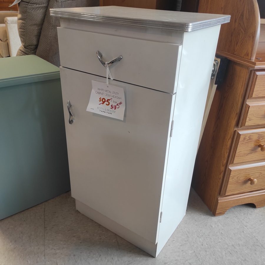 TABLE WITH 4 MOOSE HEAD CHAIRS | Roth & Brader Furniture