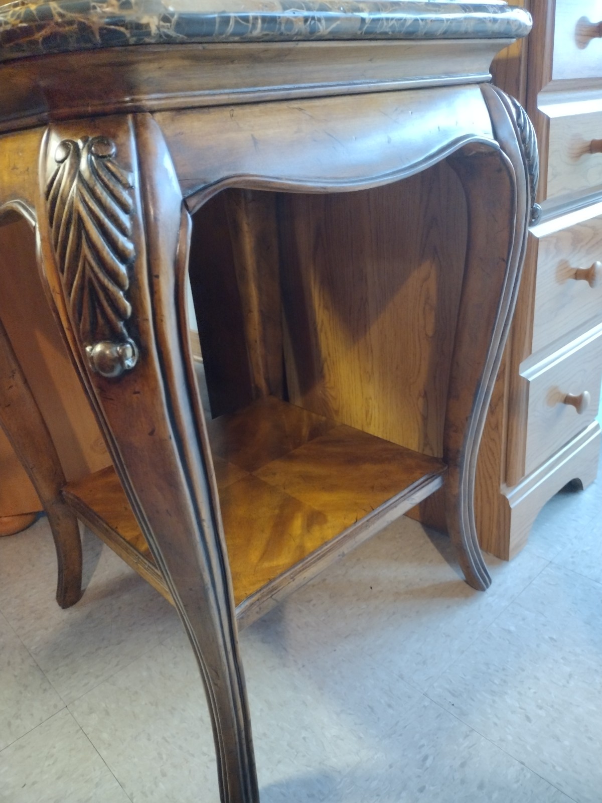 ORNATE MARBLE TOP SIDE TABLE BY HEKMAN