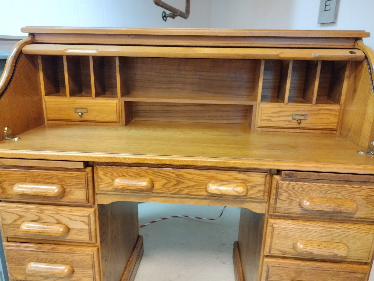 OAK ROLL TOP DESK W/ LOCKING DRAWER