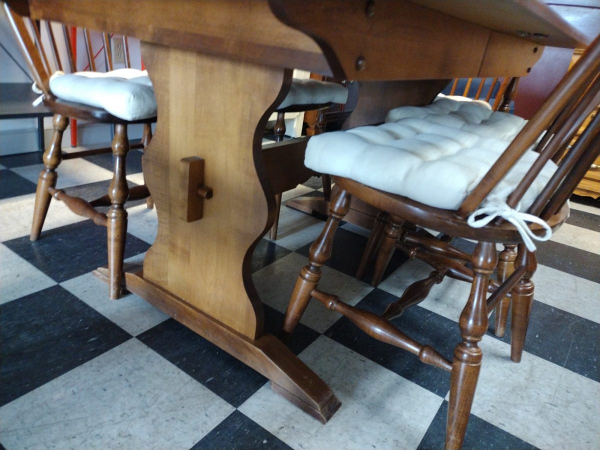 Moosehead Table, 6 Chairs & 1 Board | Roth & Brader Furniture