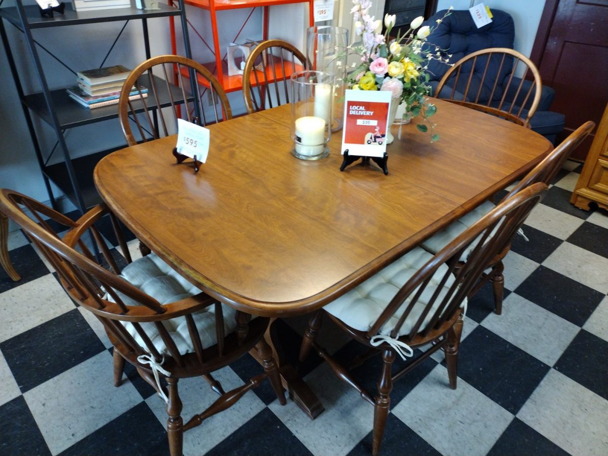 Moosehead Table, 6 Chairs & 1 Board | Roth & Brader Furniture
