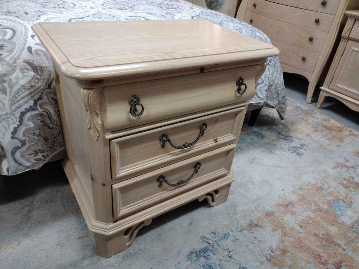 Cream Color Bedroom Set | Roth & Brader Furniture