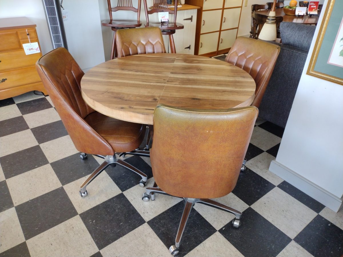 Retro 70's Round Table with 4 Chairs | Roth & Brader Furniture